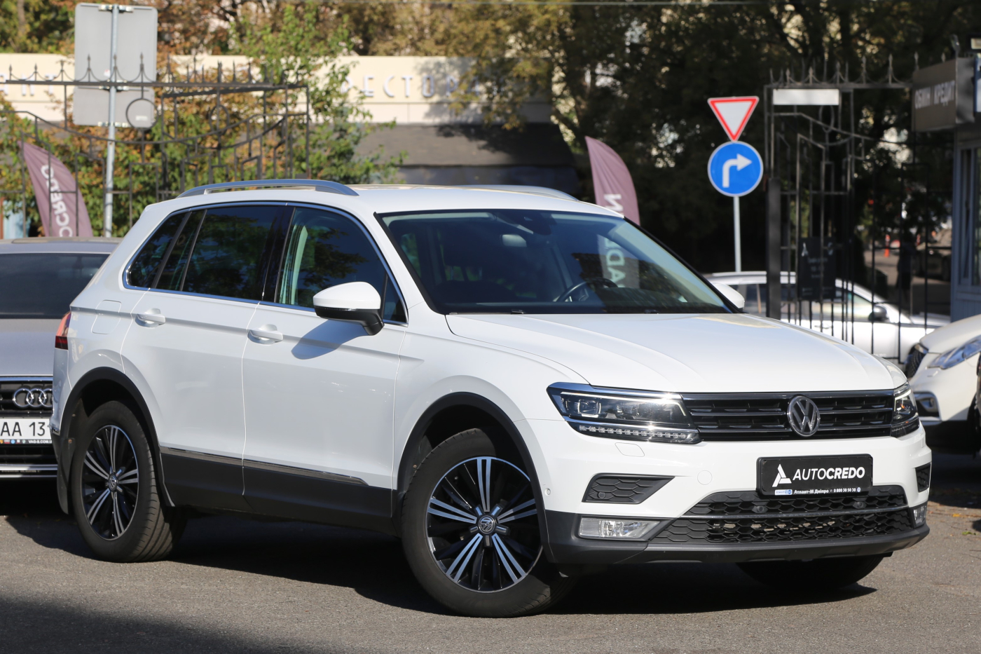 Buy a car Volkswagen Tiguan 2017 year - AutoCredo