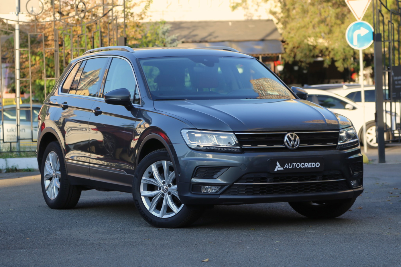 Buy a car Volkswagen Tiguan 2017 year - AutoCredo