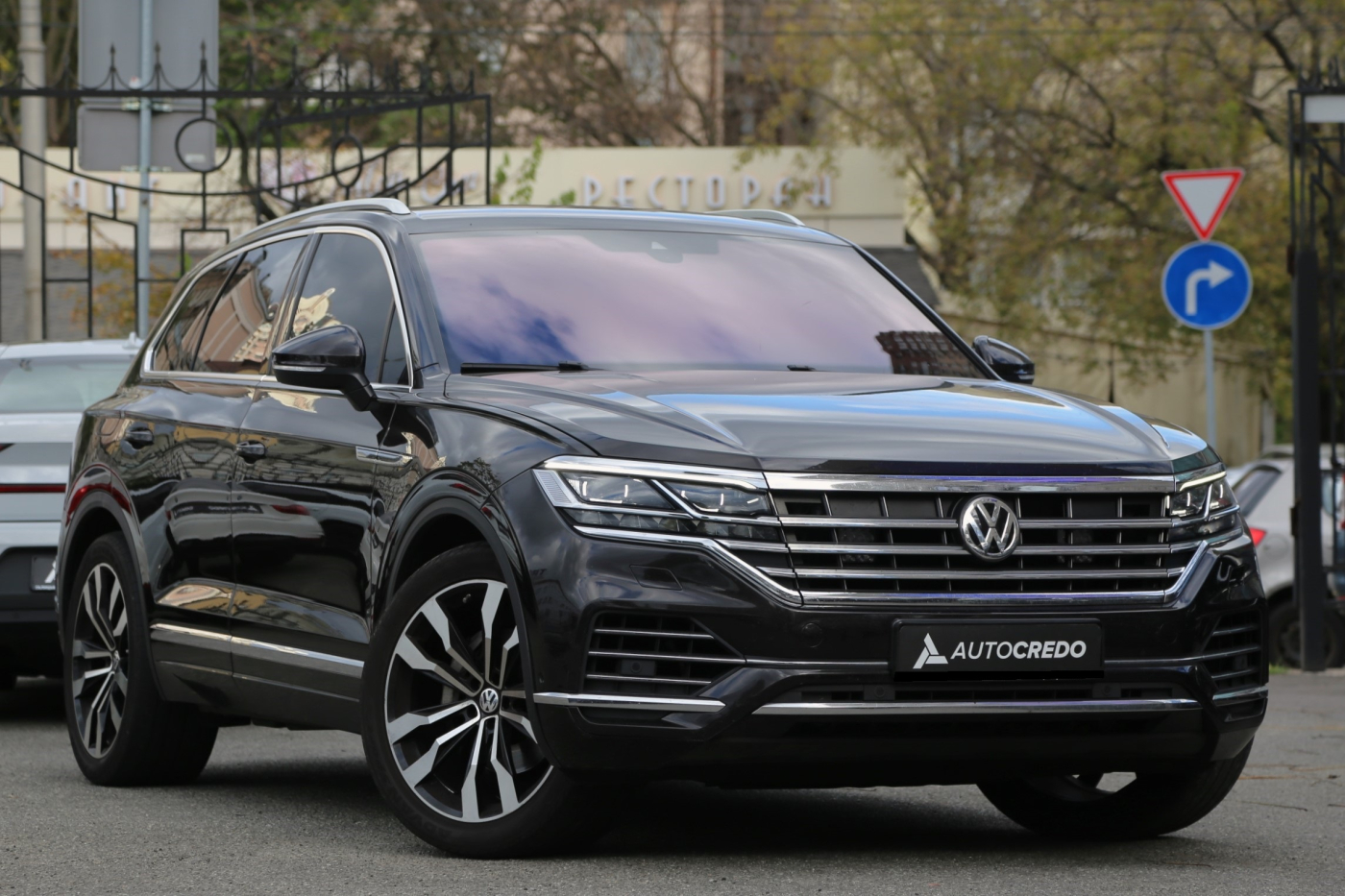 Buy a car Volkswagen Touareg 2018 year - AutoCredo