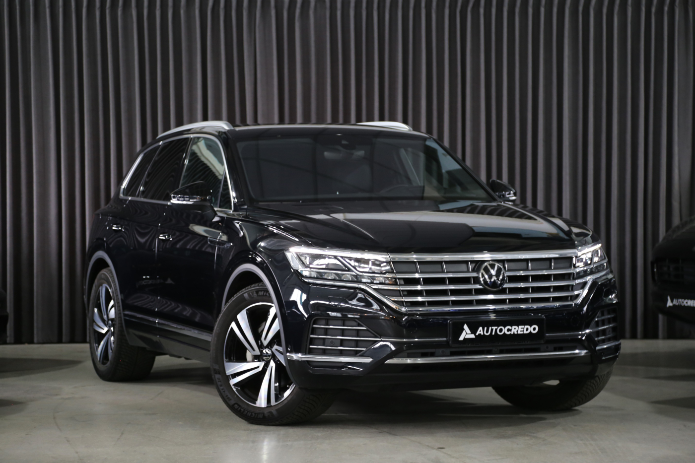 Buy a car Volkswagen Touareg 2022 year - AutoCredo